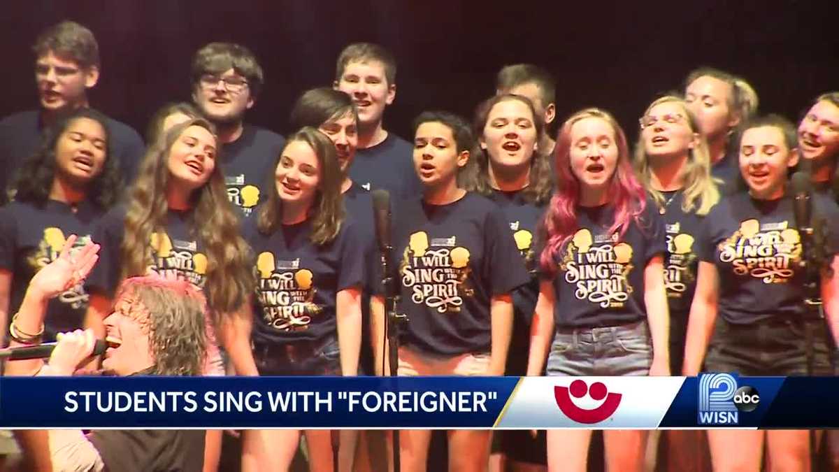 High school students sing with Foreigner at Summerfest