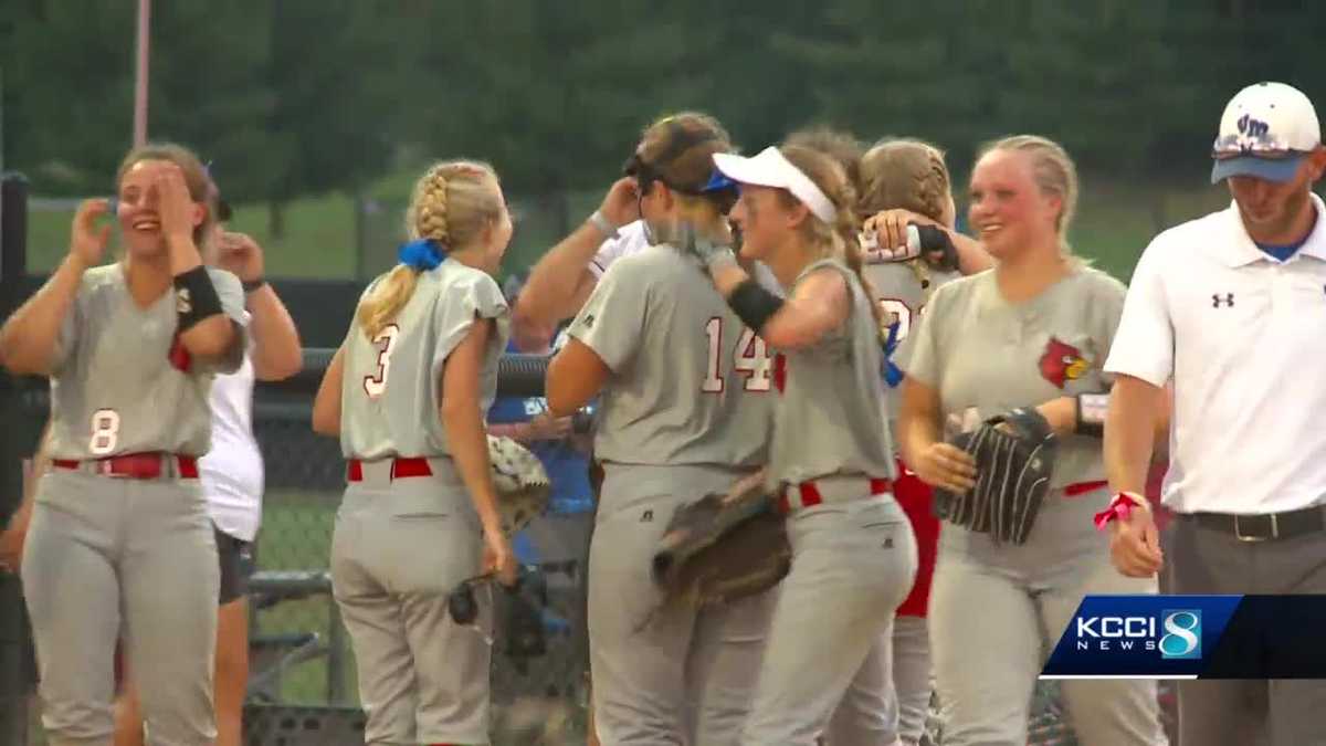 Earlham softball bunts into regional final