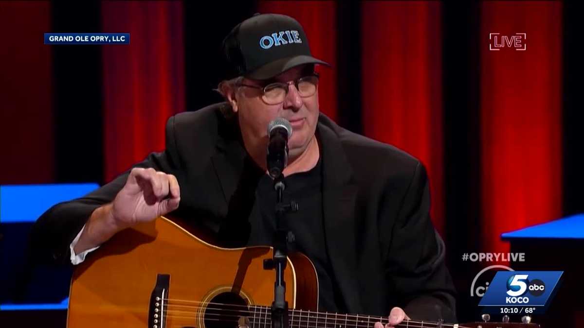 Vince Gill receives Willie Nelson Lifetime Achievement Award