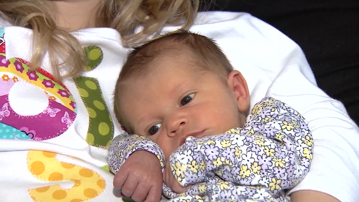 Teen EMT helps deliver baby born 2 weeks early