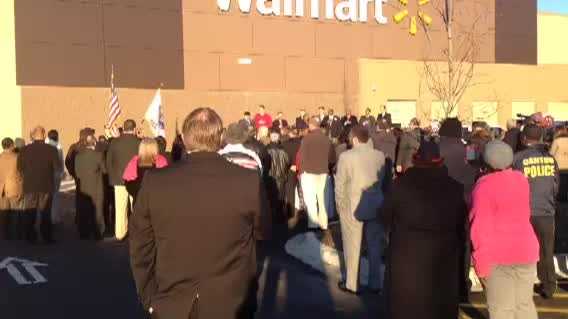 Walmart opens in Canton