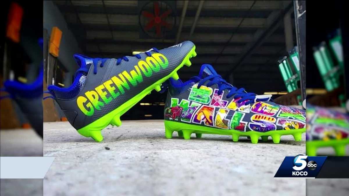 Tyler Lockett honors Greenwood on cleats