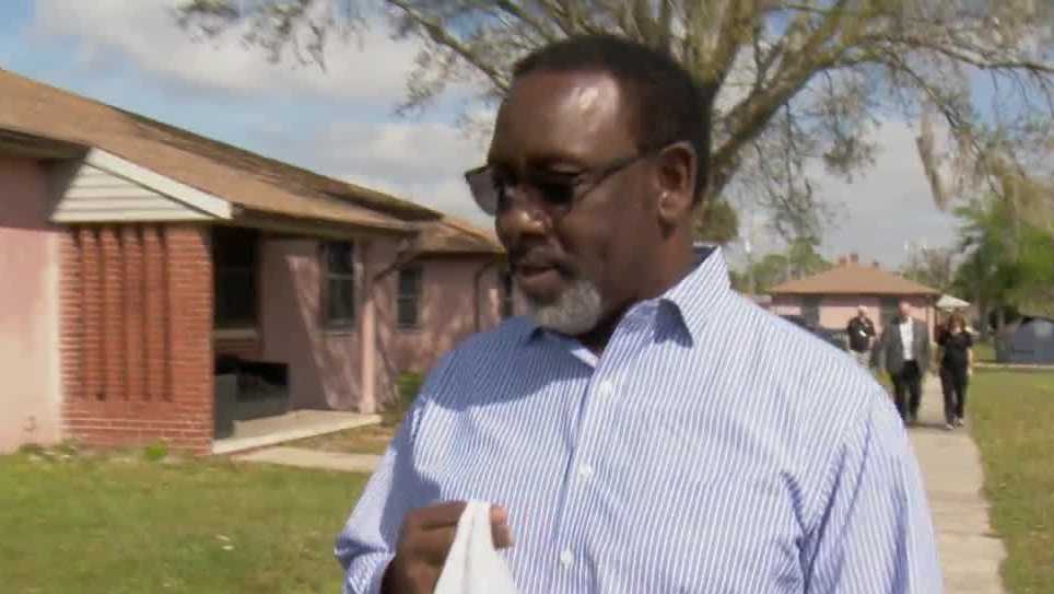 Mayor Jerry Demings delivers Meals on Wheels in Orange County
