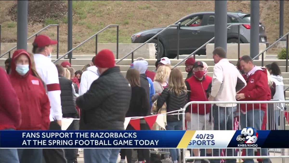 Fans support the Razorbacks at the spring football game