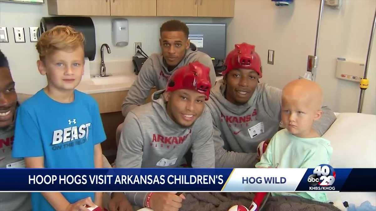 Razorbacks men’s basketball team visits children in the hospital