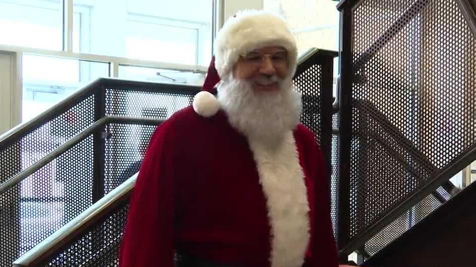 Santa makes stop on busy schedule deliver gifts to Omaha shelter