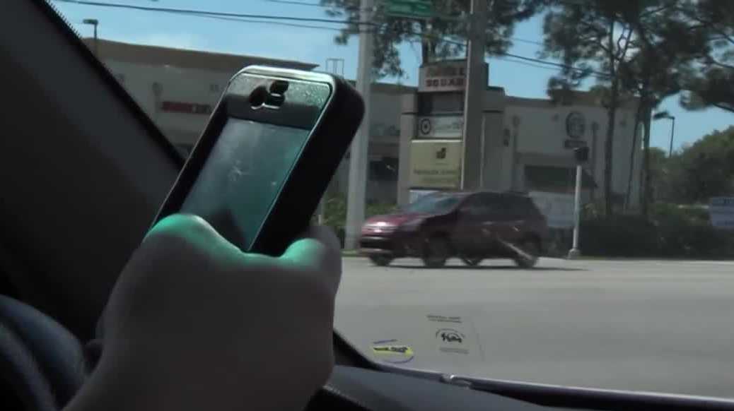 Florida lawmakers push hands-free driving bill forward