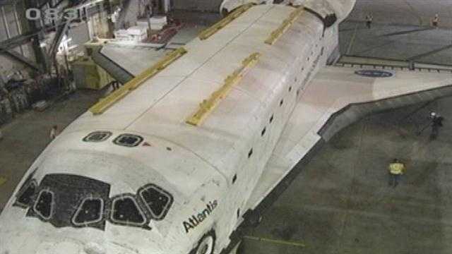 Atlantis making trip to Visitor's Complex at KSC