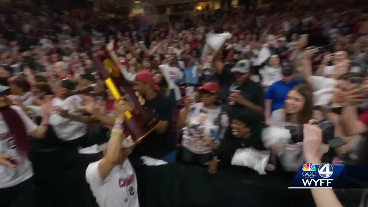 South Carolina: Gamecock fans welcome team home to Columbia