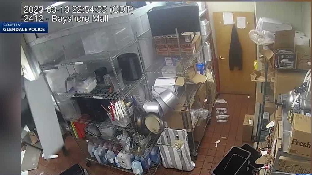 VIDEO: Robbery suspects fall from Qdoba ceiling while trying to elude ... VIDEO: Robbery suspects fall from Qdoba ceiling while trying to elude ...