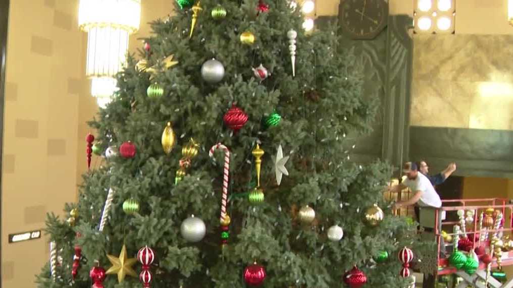 Omaha crews decorate Durham Museum's giant Christmas tree