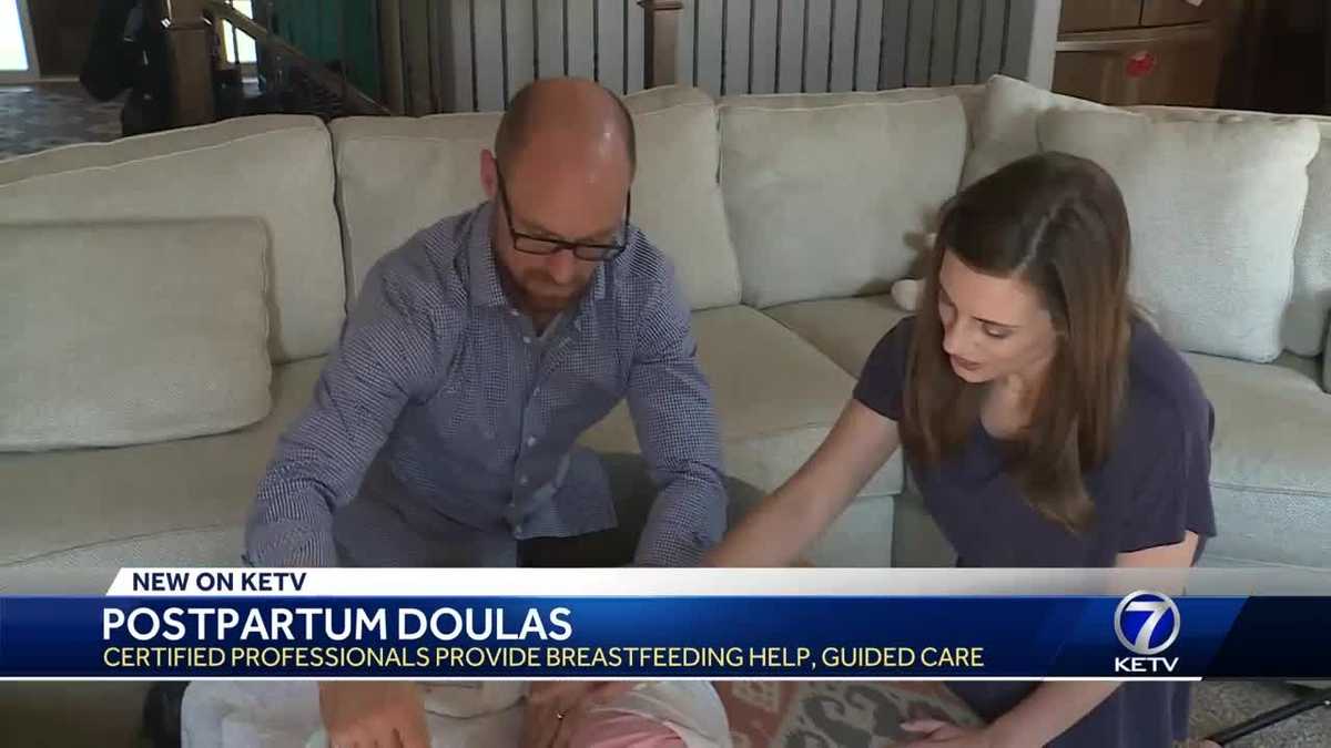 Postpartum doulas helps family with newborn