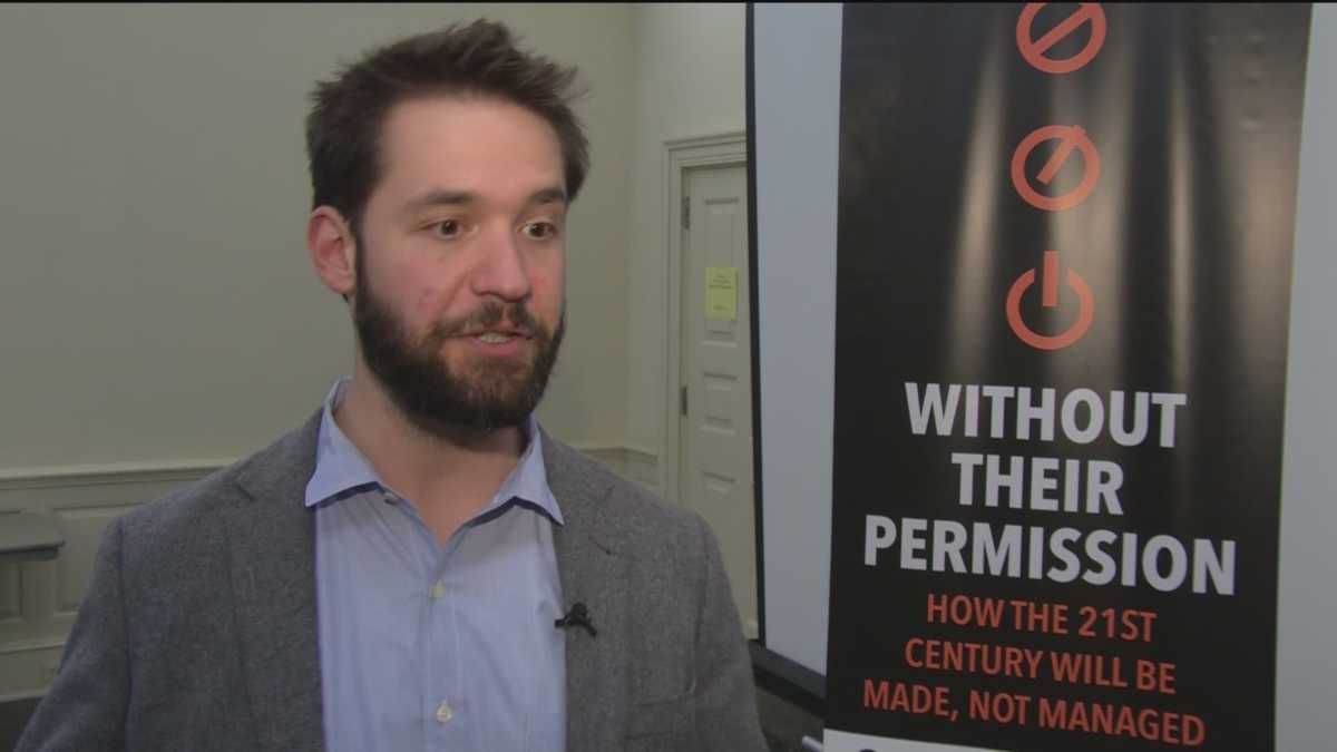 Reddit founder talks entrepreneurship with students