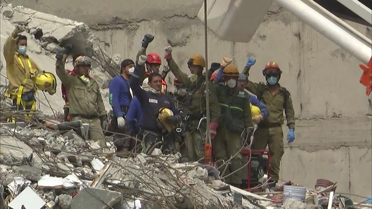 Rescuers dig through rubble to search for earthquake survivors in Mexico