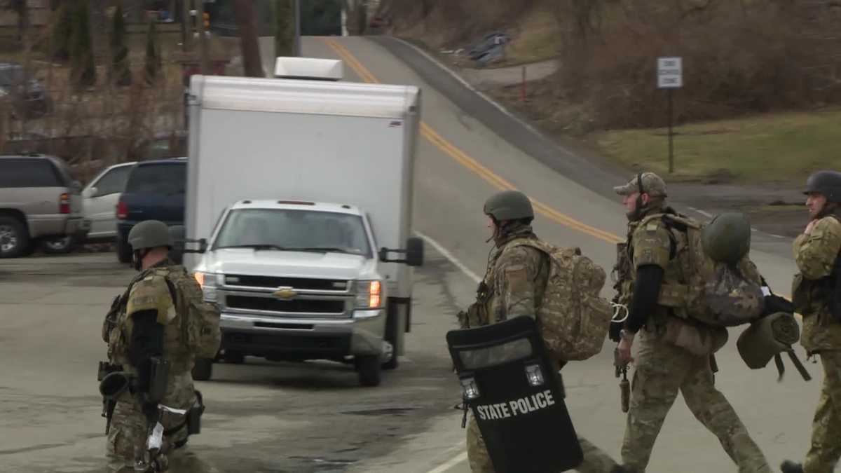 Police surround home with bomb threat suspect, woman inside