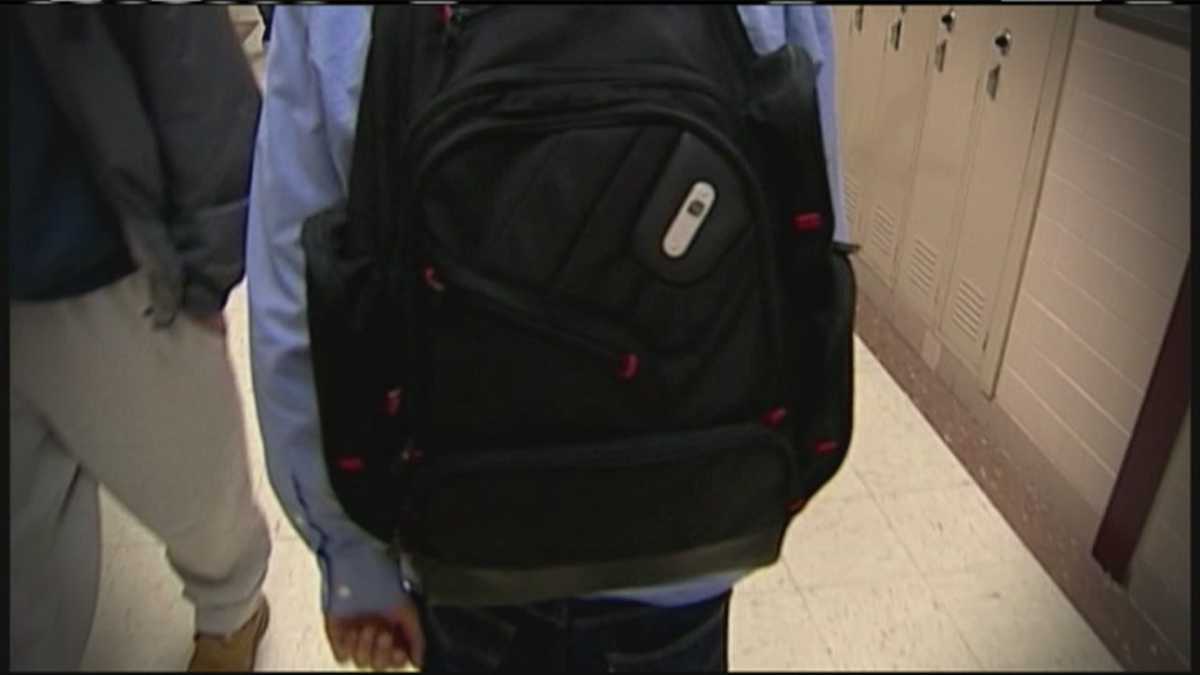 Experts: Heavy backpacks pose health risks for students