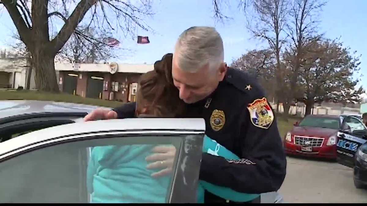Officers pull over drivers, gives them $100