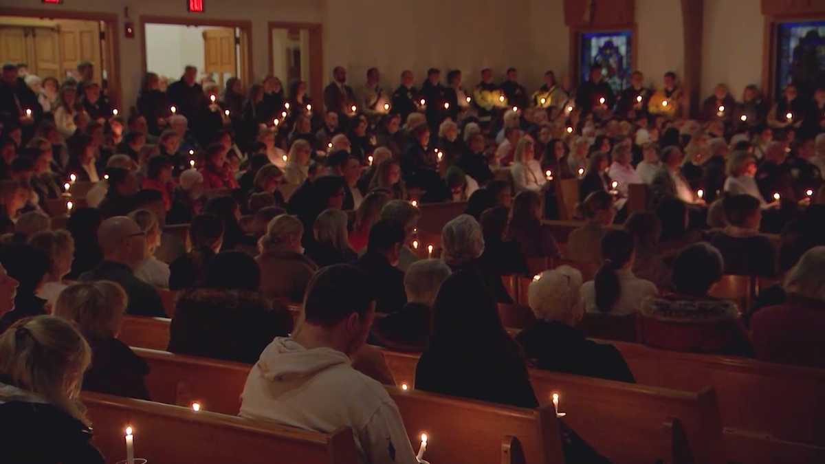 Hundreds attend vigil inside Duxbury church Hundreds attend vigil inside Duxbury church