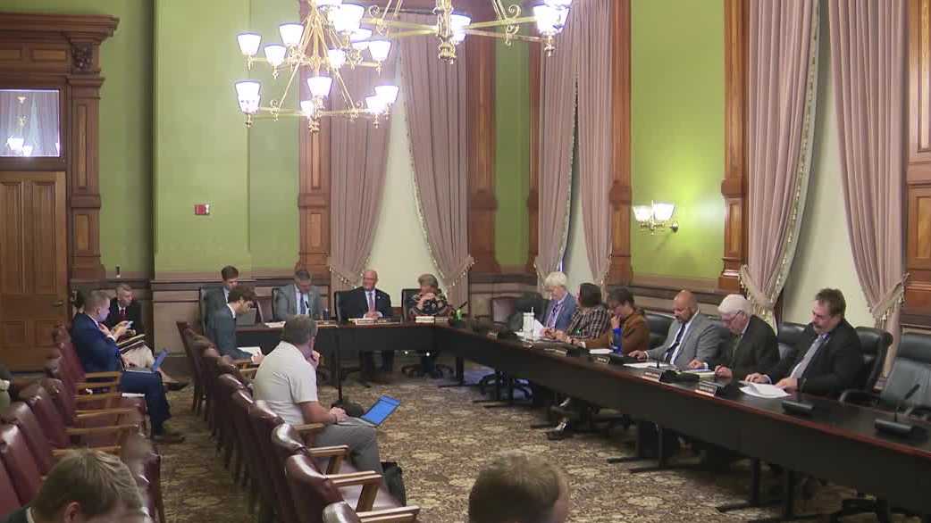 Iowa Senate advances bill requiring E-Verify, SAVE for state hiring