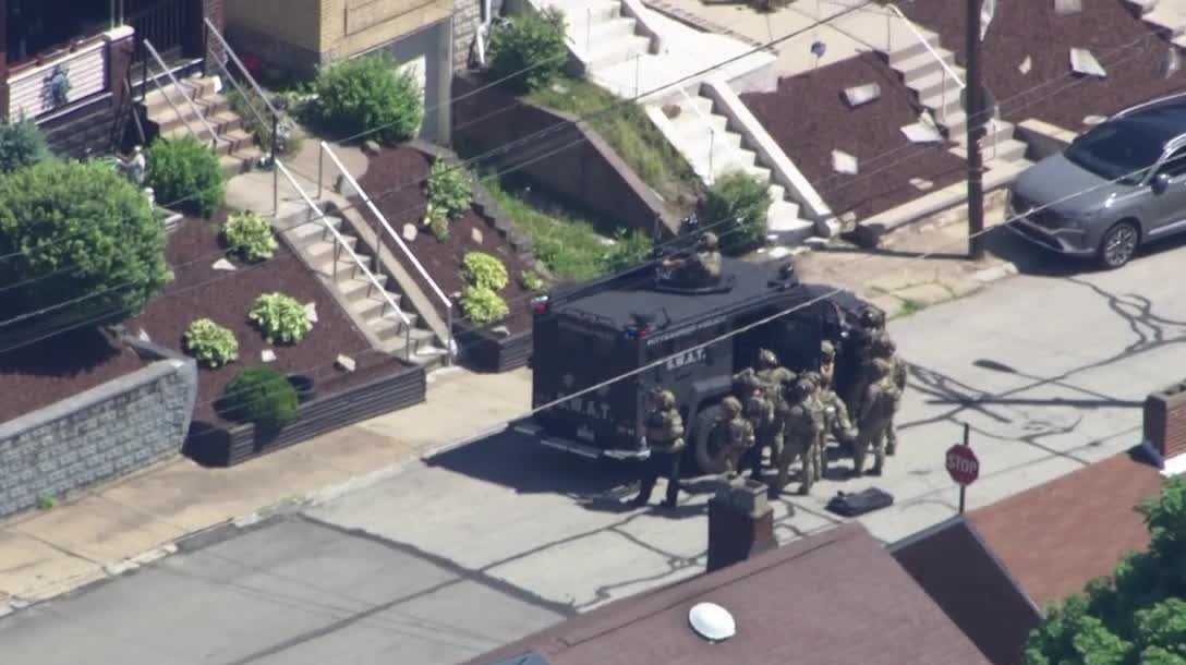 SWAT team called to Pittsburgh neighborhood; Man in custody