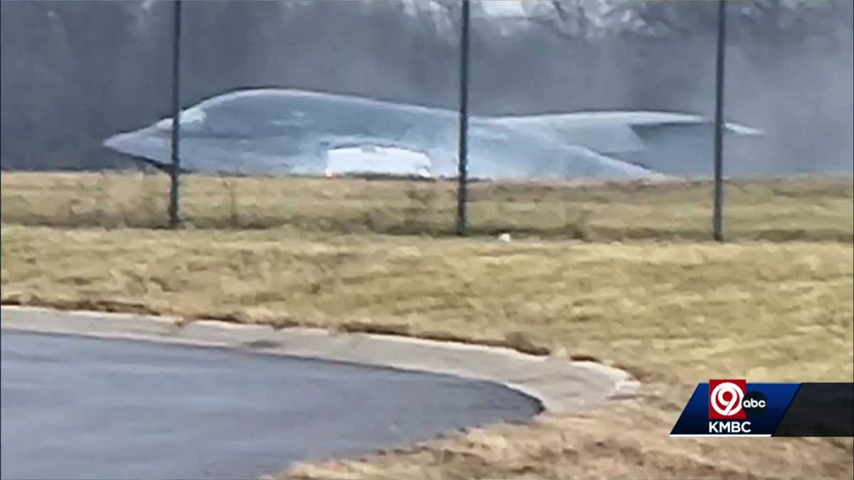 B-2 stealth bomber fleet at Whiteman AFB remains grounded for safety ...