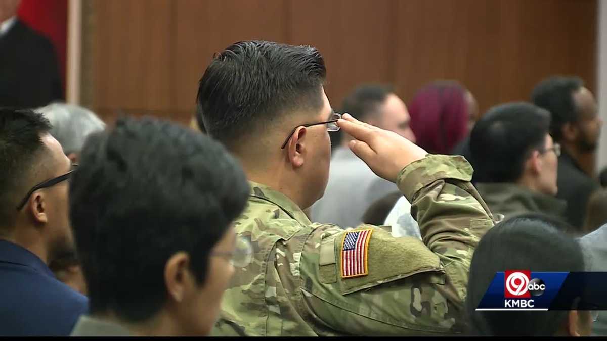 Soldier takes oath to becomes US citizen
