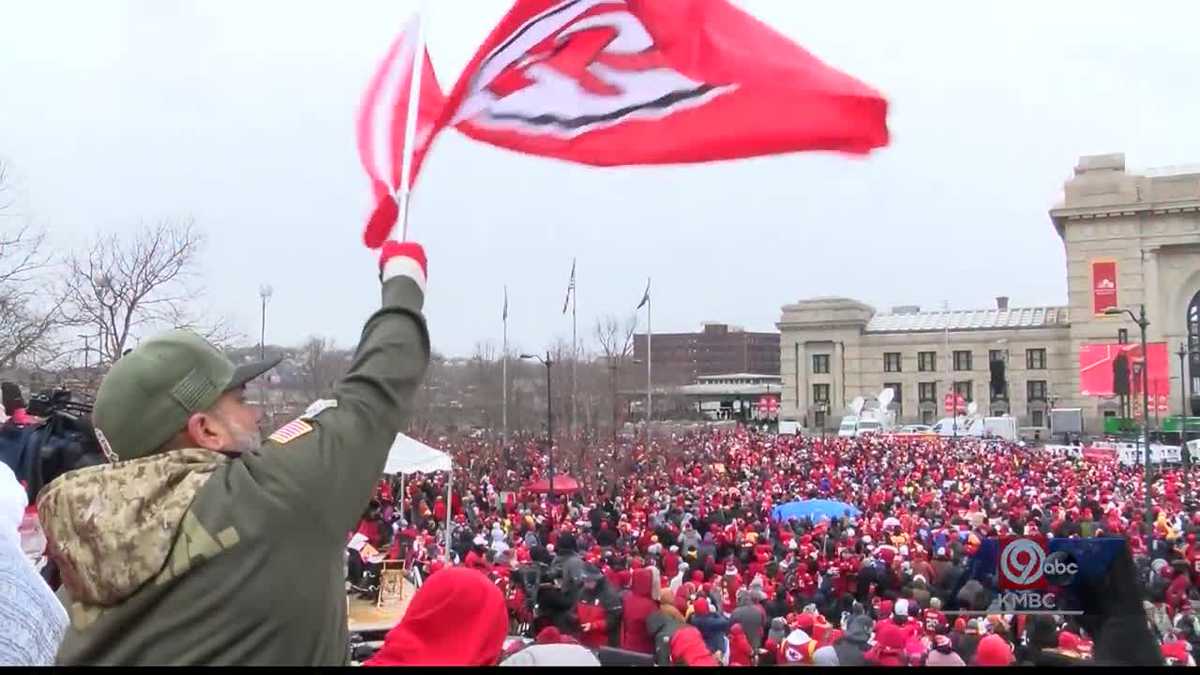 Chiefs fans get creative to get best view of rally