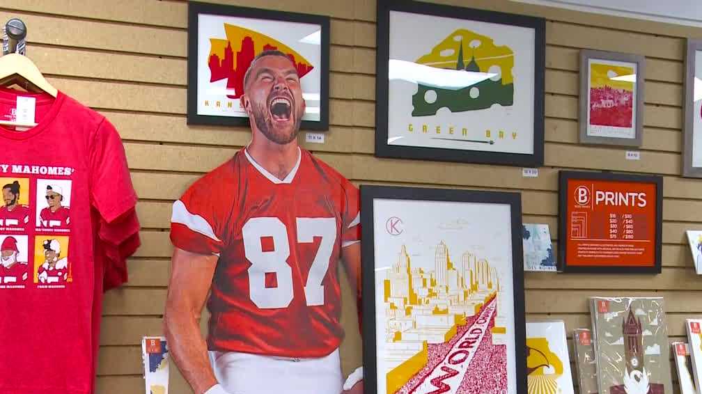 Des Moines artist John Bosley's art on display during interviews with ...