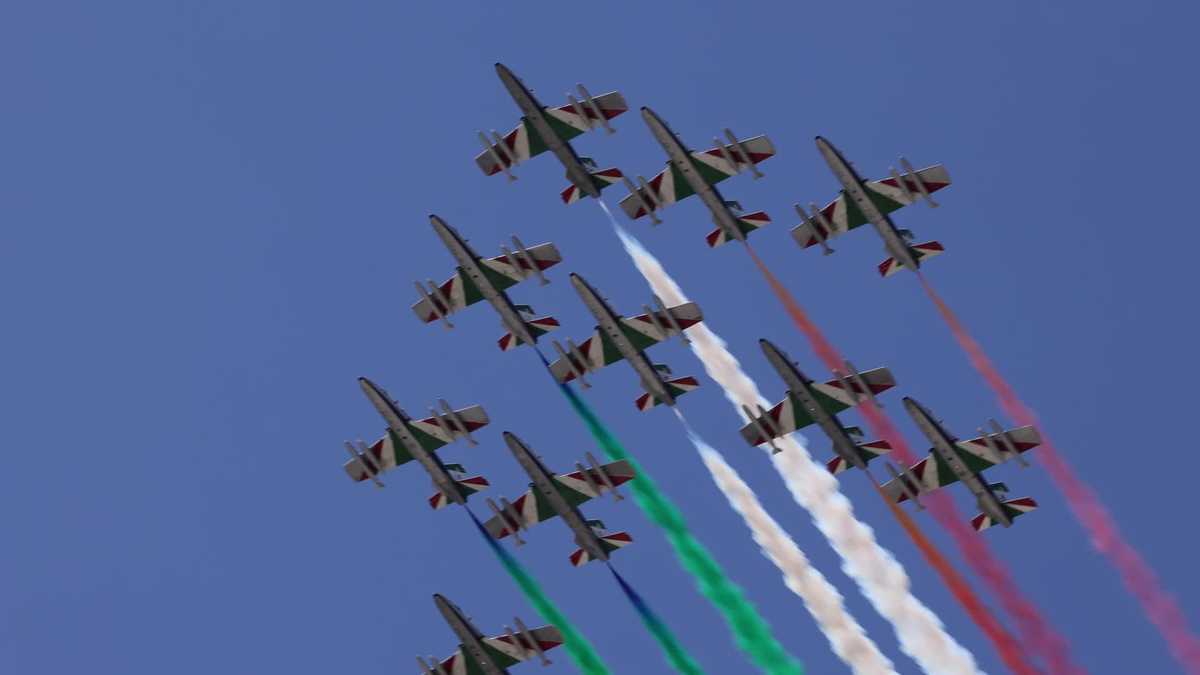 WATCH: Italian Air Force Demo Team Frecce Tricolori flight over ...
