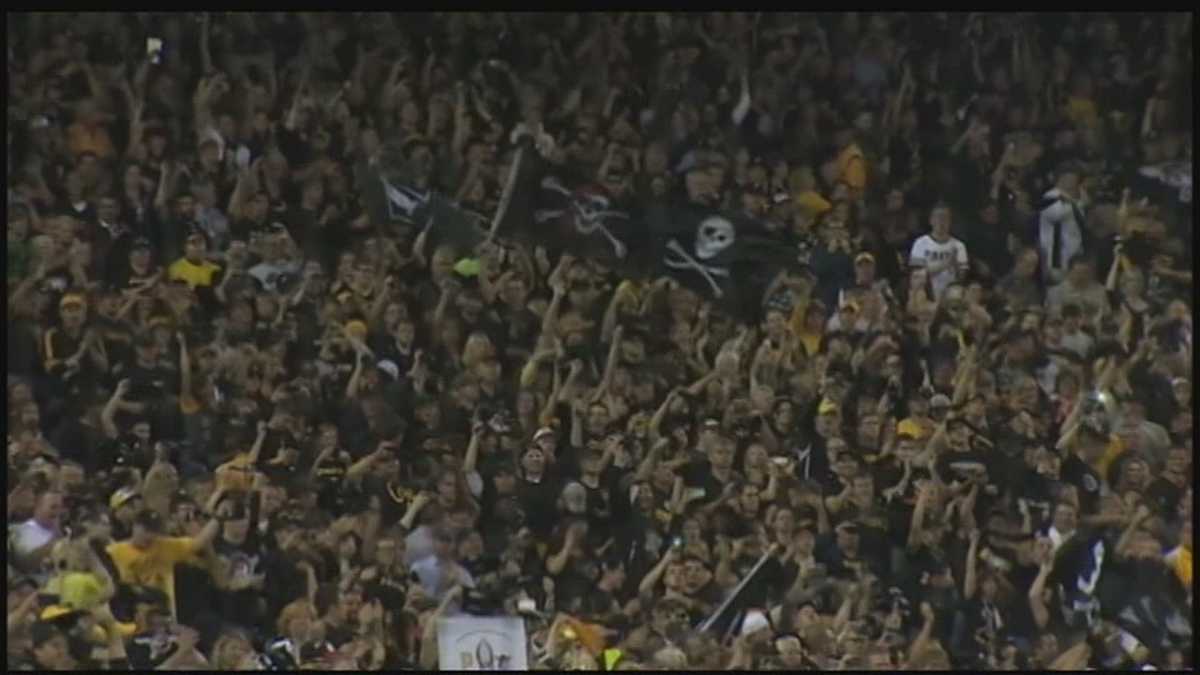Record crowd electrifies PNC Park