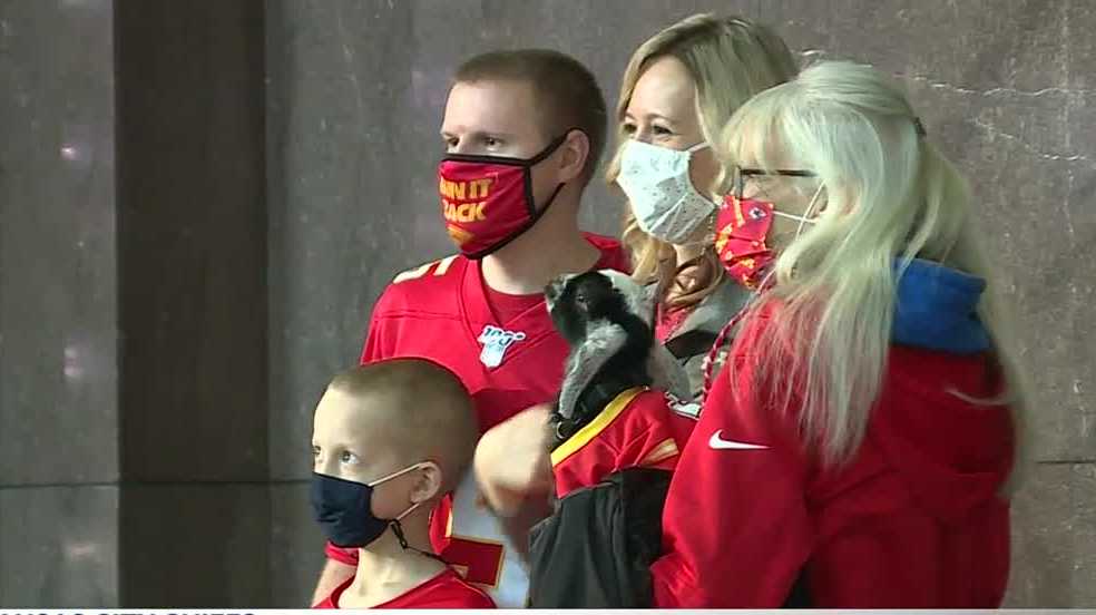 CHIEFS KINGDOM: People line up at Union Station to get pictures with ...