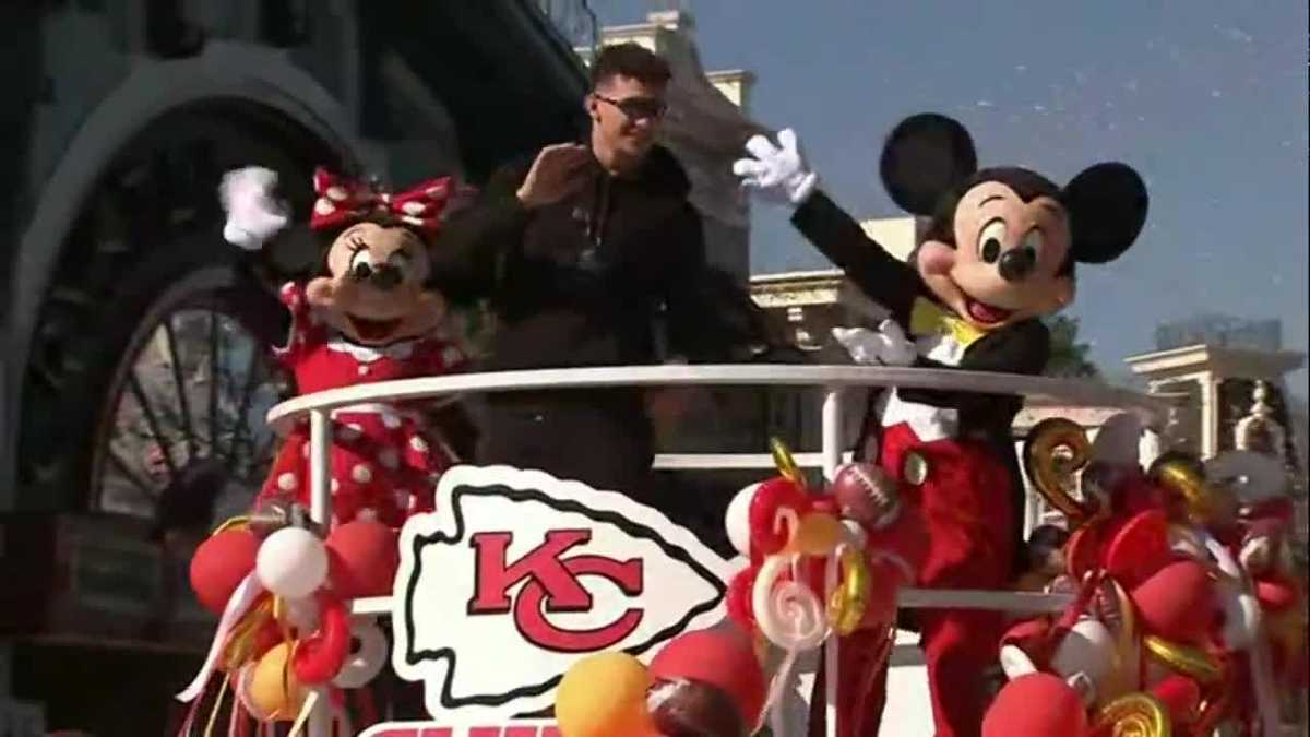 Chiefs quarterback Patrick Mahomes participates in victory parade at ...