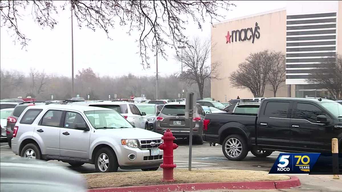 Penn Square Mall's parking lot fills up with last-minute shoppers