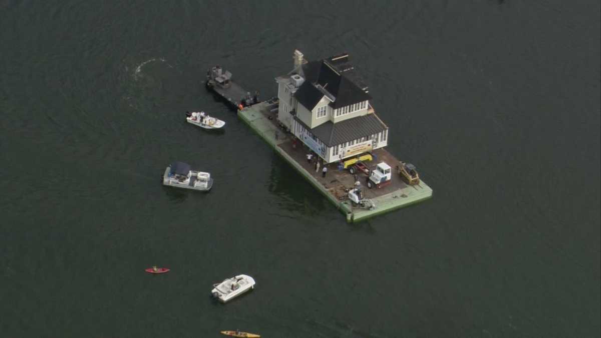 Raw video: Capen House moved across lake