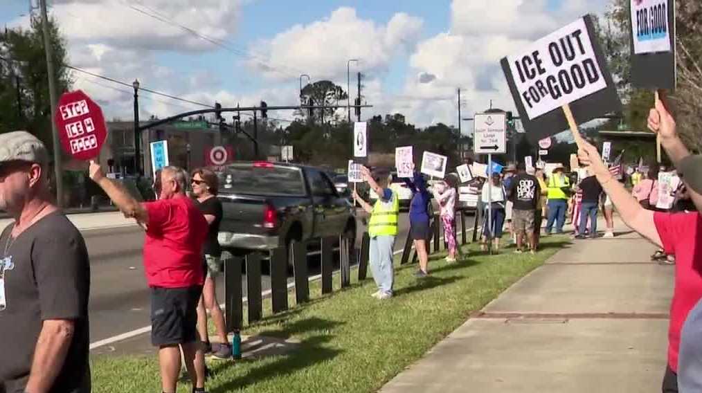Dozens protest ICE, Minneapolis shooting in Seminole County