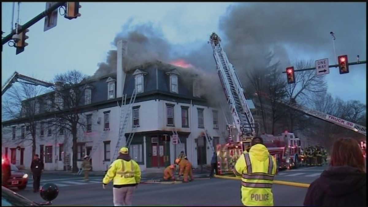 19 people displaced after apartment building catches fire