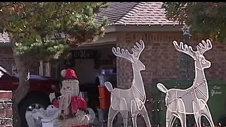 Christmas crook puts damper on metro family’s lights display