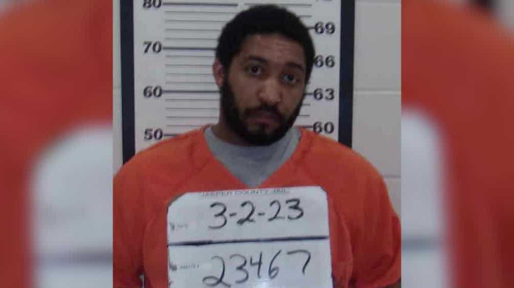 Iowa woman recalls moment she was stabbed as police search for suspect