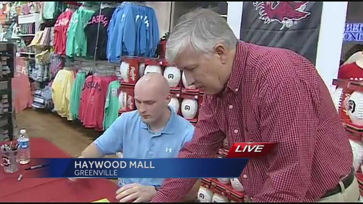 Big crowd shows up for Connor Shaw autographs
