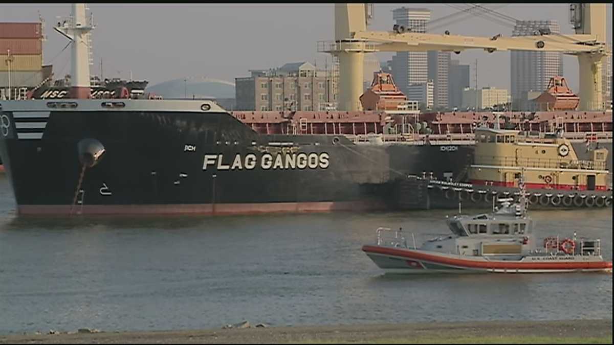 Ships collide in late-night crash on Mississippi River