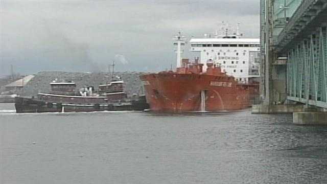 Tanker hits Sarah Long Bridge