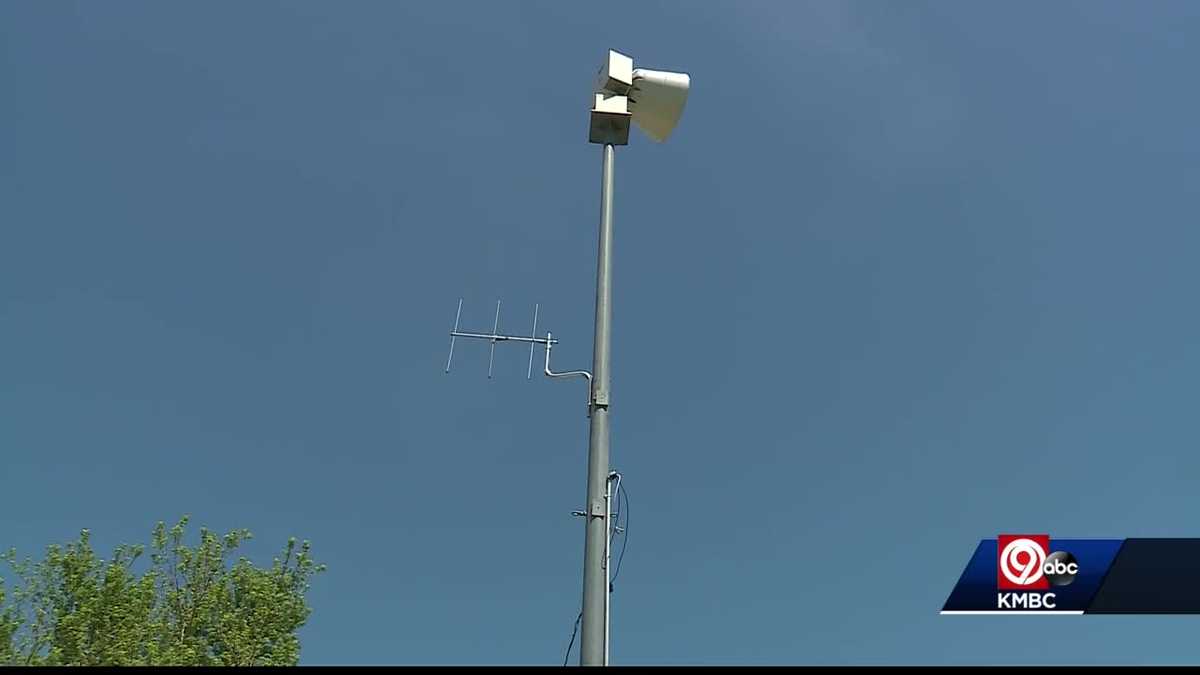 Kansas town gets new tornado siren after existing one failed last month
