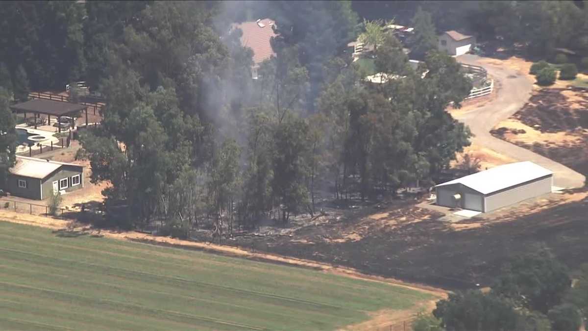Watch: Grass fire burns near homes in Elk Grove area