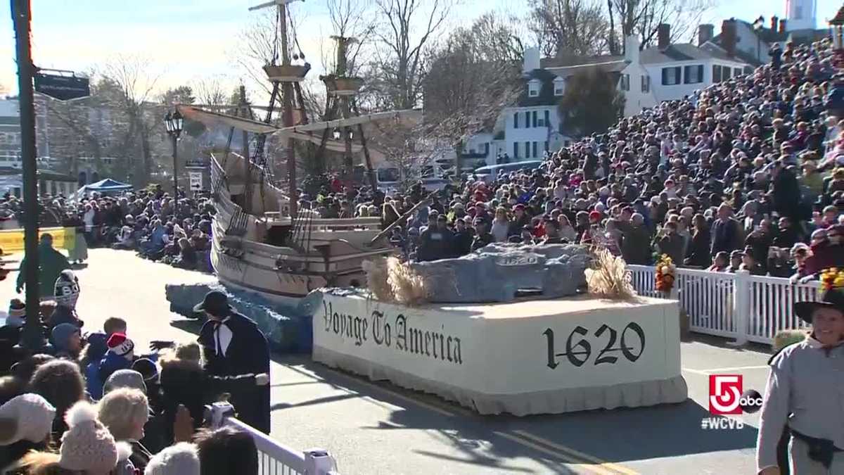 Parade floats, marchers honor American history