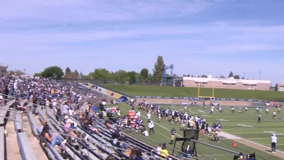 Fans in stands cheer Aggie football team for first time in over a year