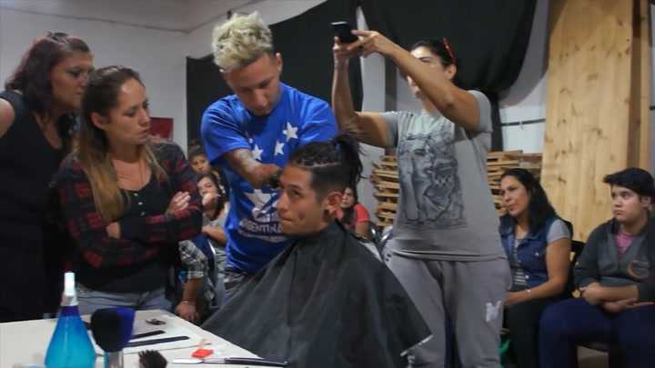 Barber born with no hands hopes to inspire others