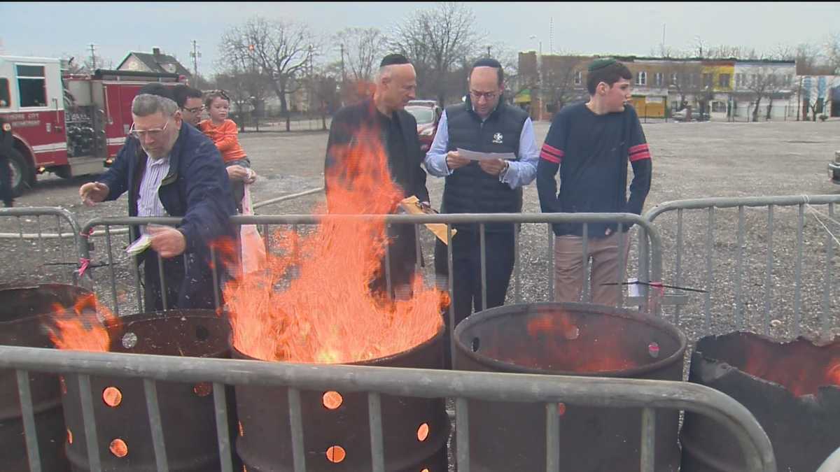 Thousands gather in Baltimore to burn chametz