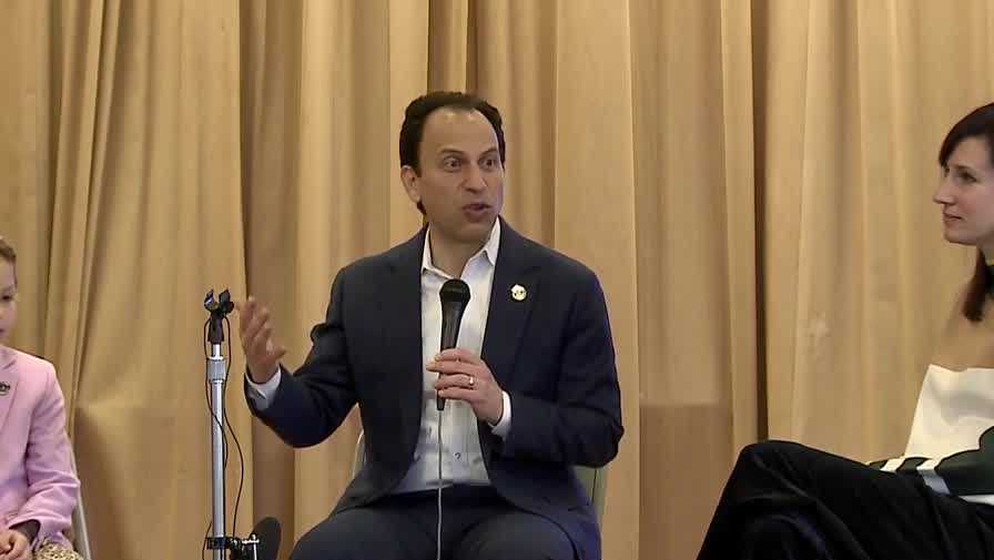 Mayor Craig Greenberg visits Bloom Elementary to speak with class mayor