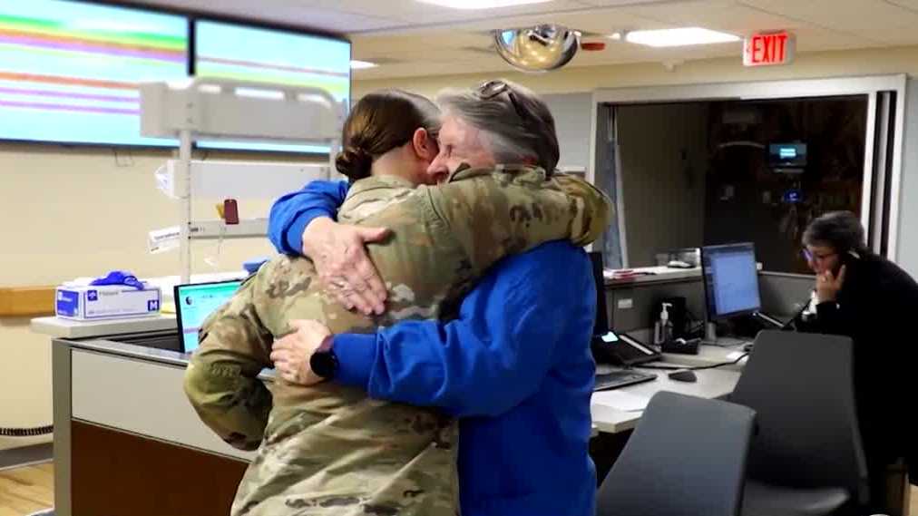Heartwarming moment: National Guard soldier surprises mother after 10 ...