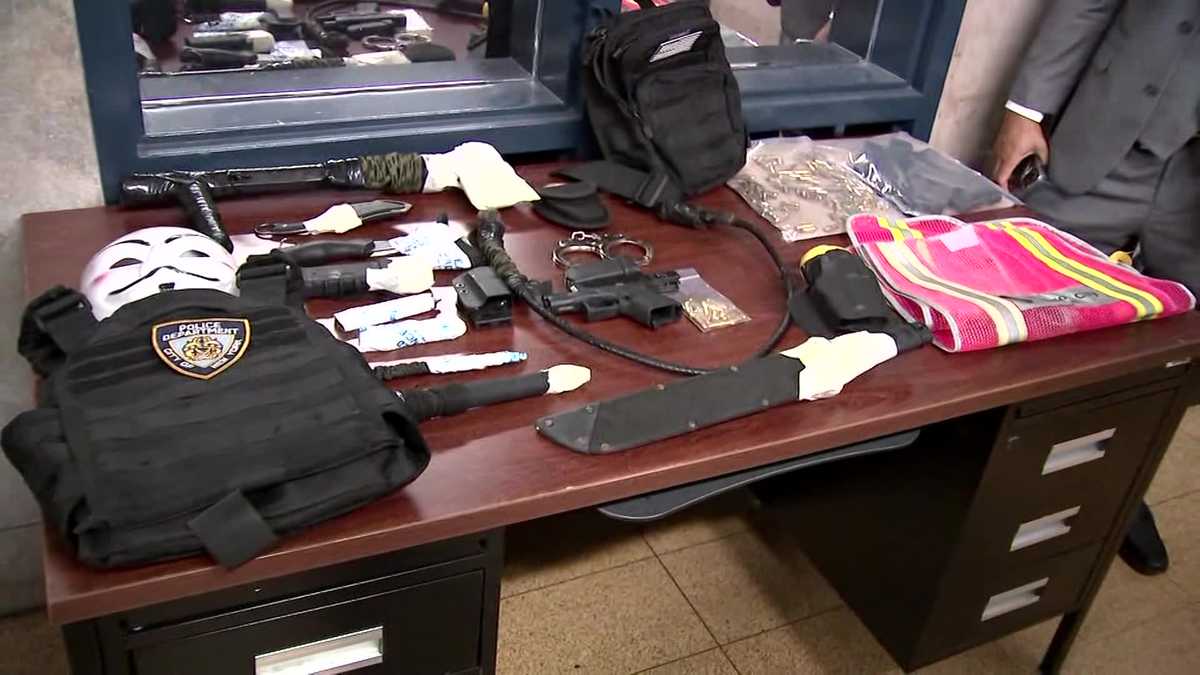 Man arrested in New York City with a gun, 8 loaded magazines, an NYPD ...